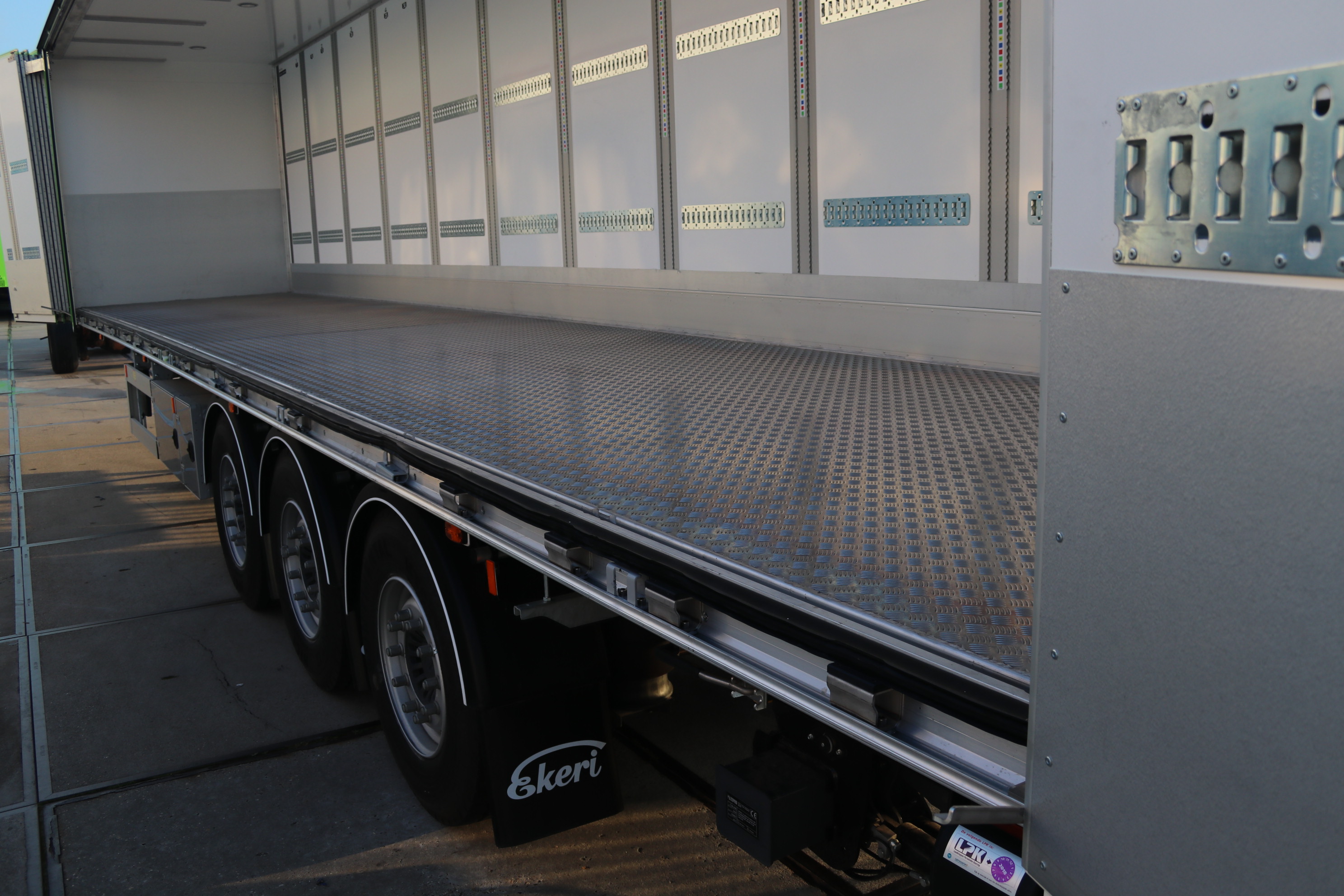 2x Ekeri Plywood opleggers voor Bring Cargo B.V.